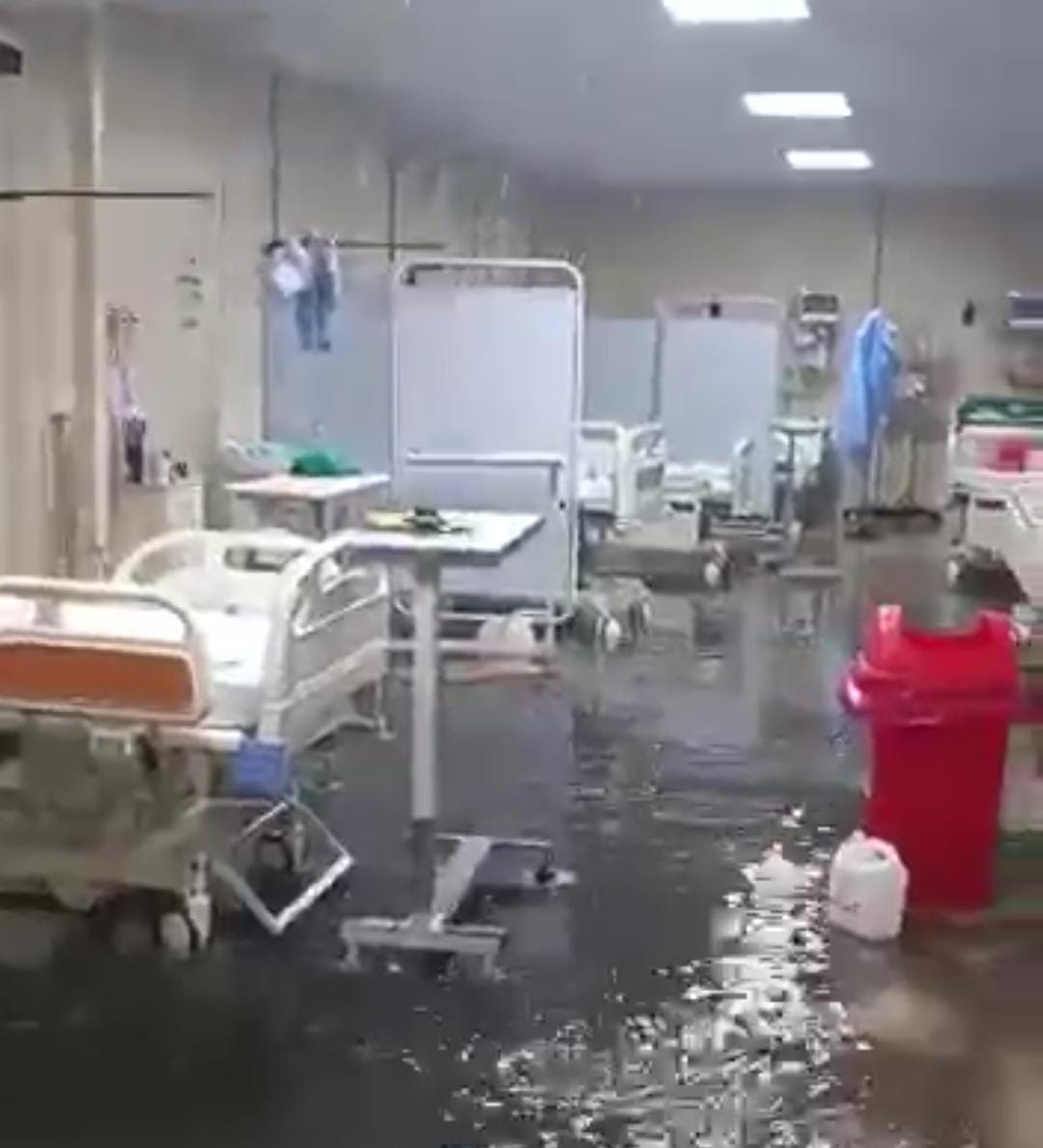 Piura: área UCI Covid del hospital Cayetano Heredia quedó inundado tras ...